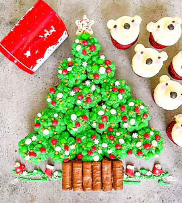 Christmas Tree Pull Apart Cupcakes Cake - The Baking ChocolaTess